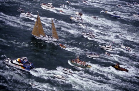 A001-0466: Maxi ketch New Zealand Endeavour amongst spe - : Asset ...